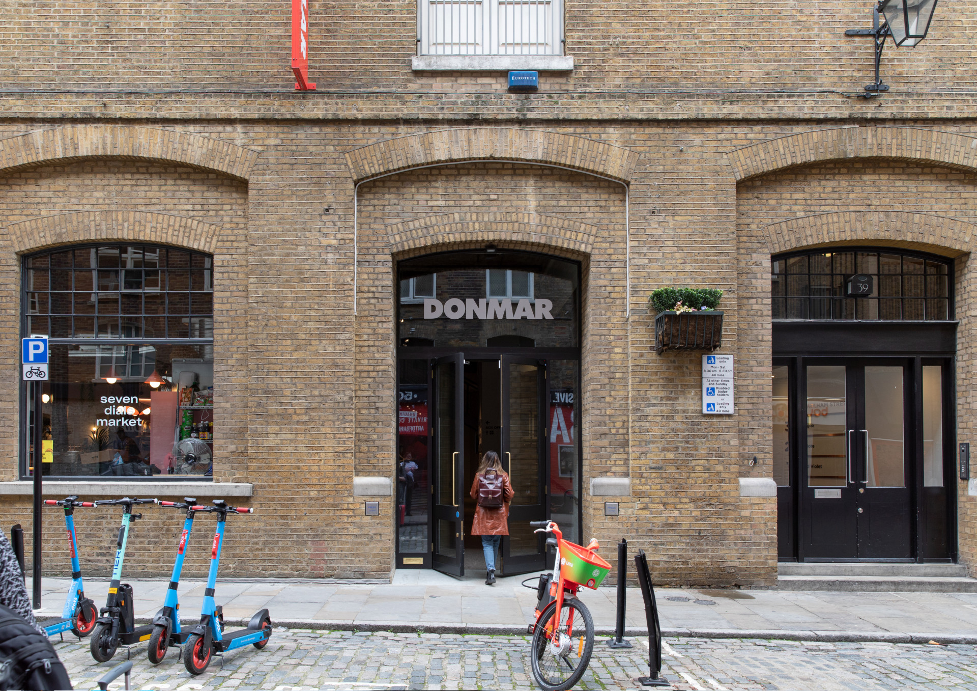 Donmar Warehouse – Theatre wayfinding scheme - Endpoint